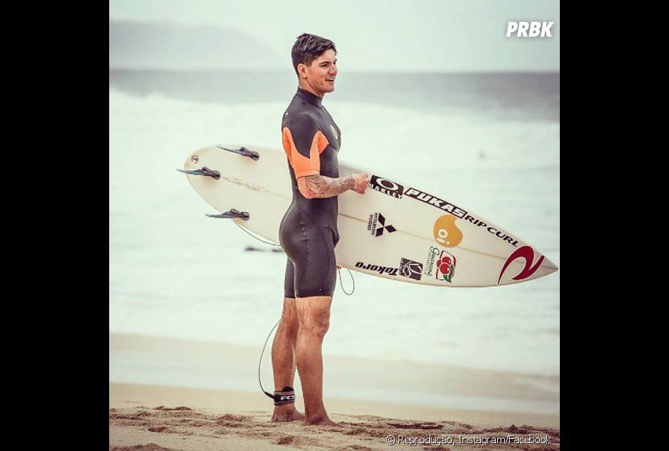Dia de treino para Gabriel Medina com sua prancha a tiracolo - Purebreak