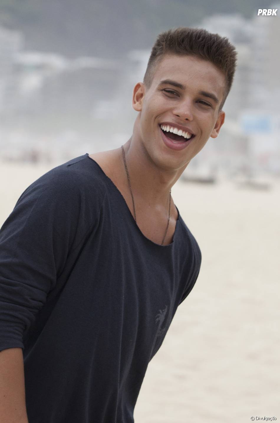 Jonathan sempre está ouvindo cantores de rap - Purebreak