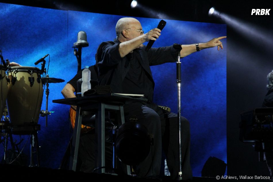 Phil Collins se emocionou e interagiu com o público várias vezes em seu ...