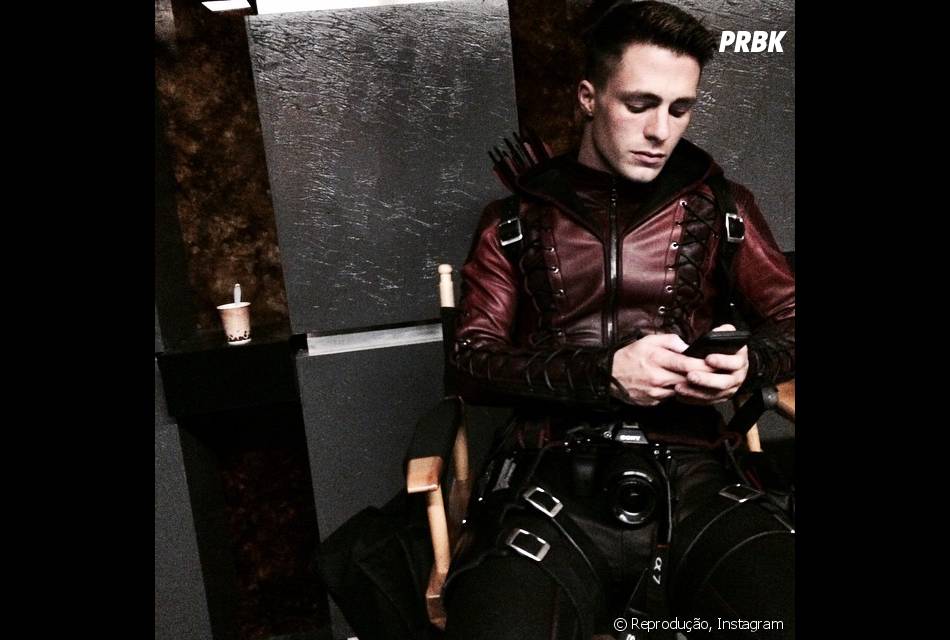 Em Arrow, Colton Haynes publicou uma imagem caracterizado de Arsenal ...