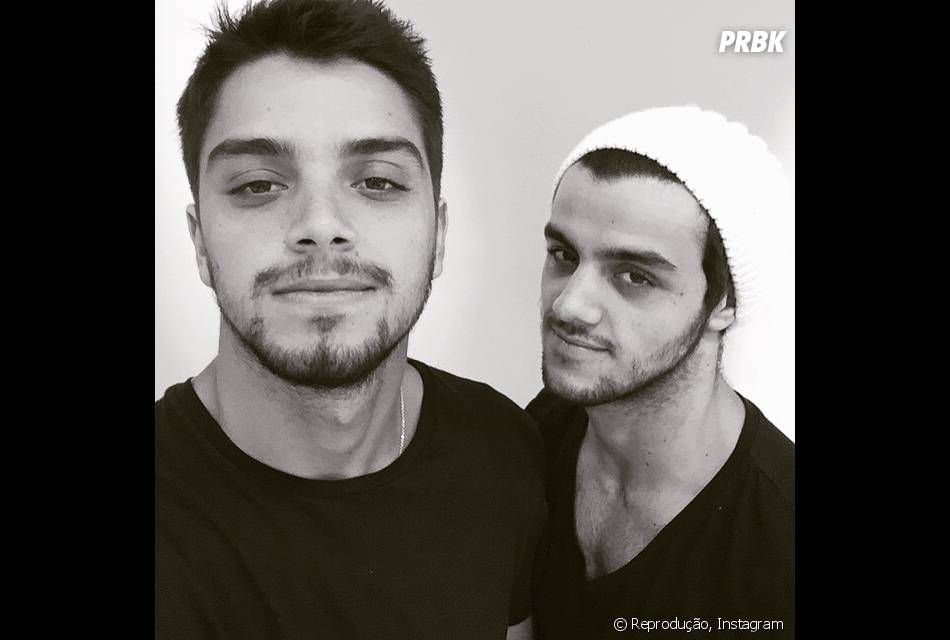 Totalmente transformado, Rodrigo Simas posa com o irmão mais novo ...