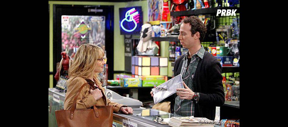 Em The Big Bang Theory, Bernadette (Melissa Rauch) não consegue a ajuda de Stuart (Kevin Sussman ...