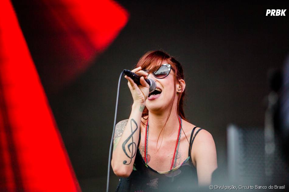 Pitty foi a primeira atração oficial a subir ao palco do evento. A ...