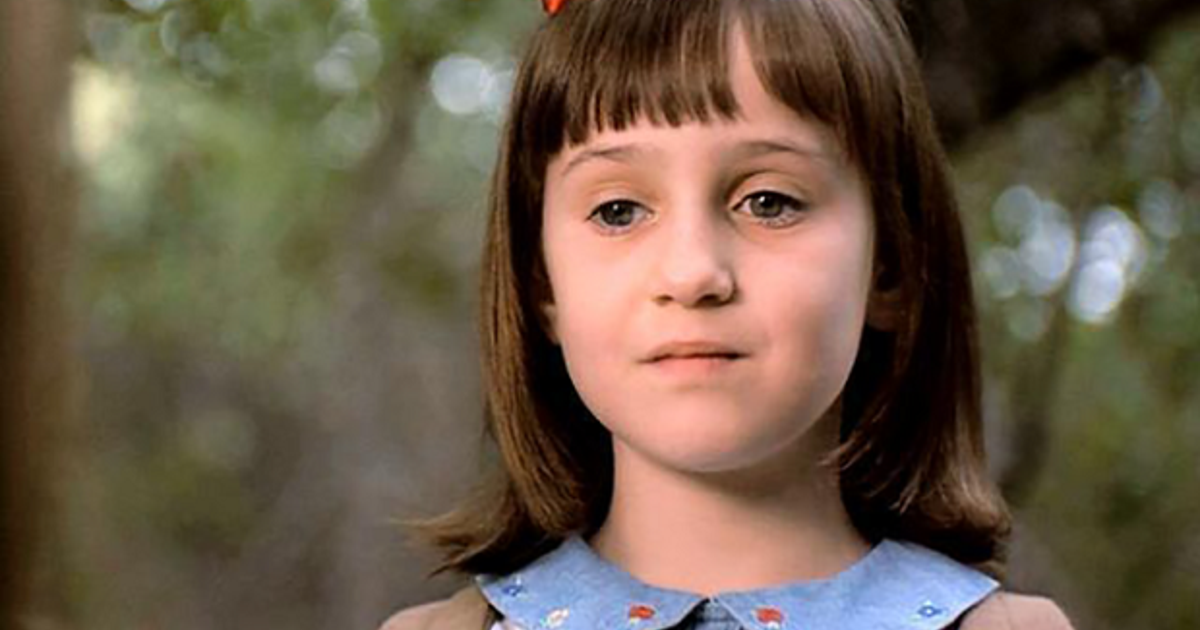 Corte de cabelo e fita vermelha marcam a identidade visual da ...