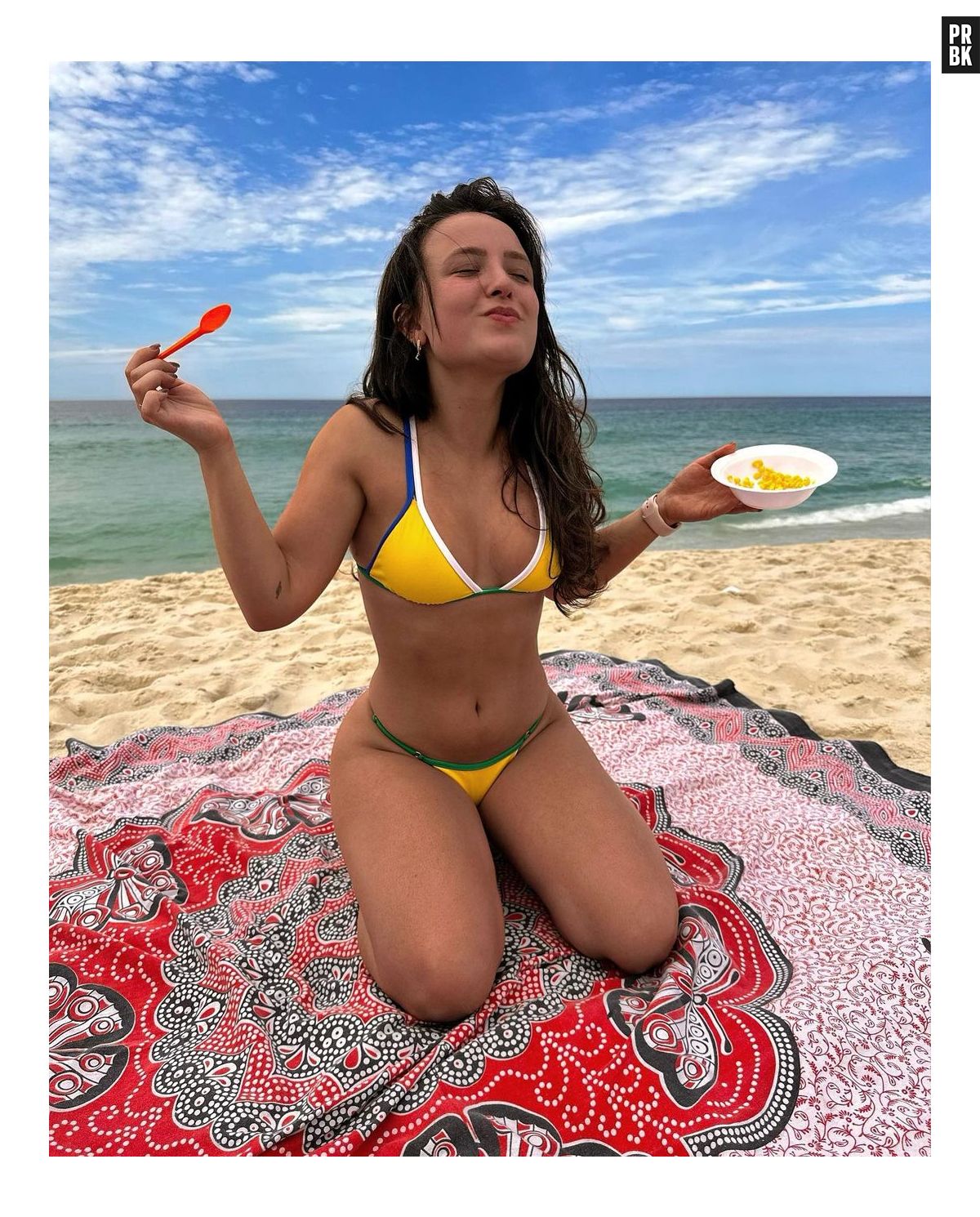 Foto: Larissa Manoela exibe corpo de biquíni de fita na praia - Purebreak