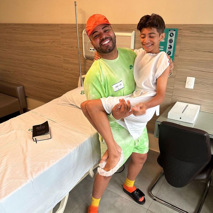 Carlos Emanuel realizou a retirada do silicone - Purebreak