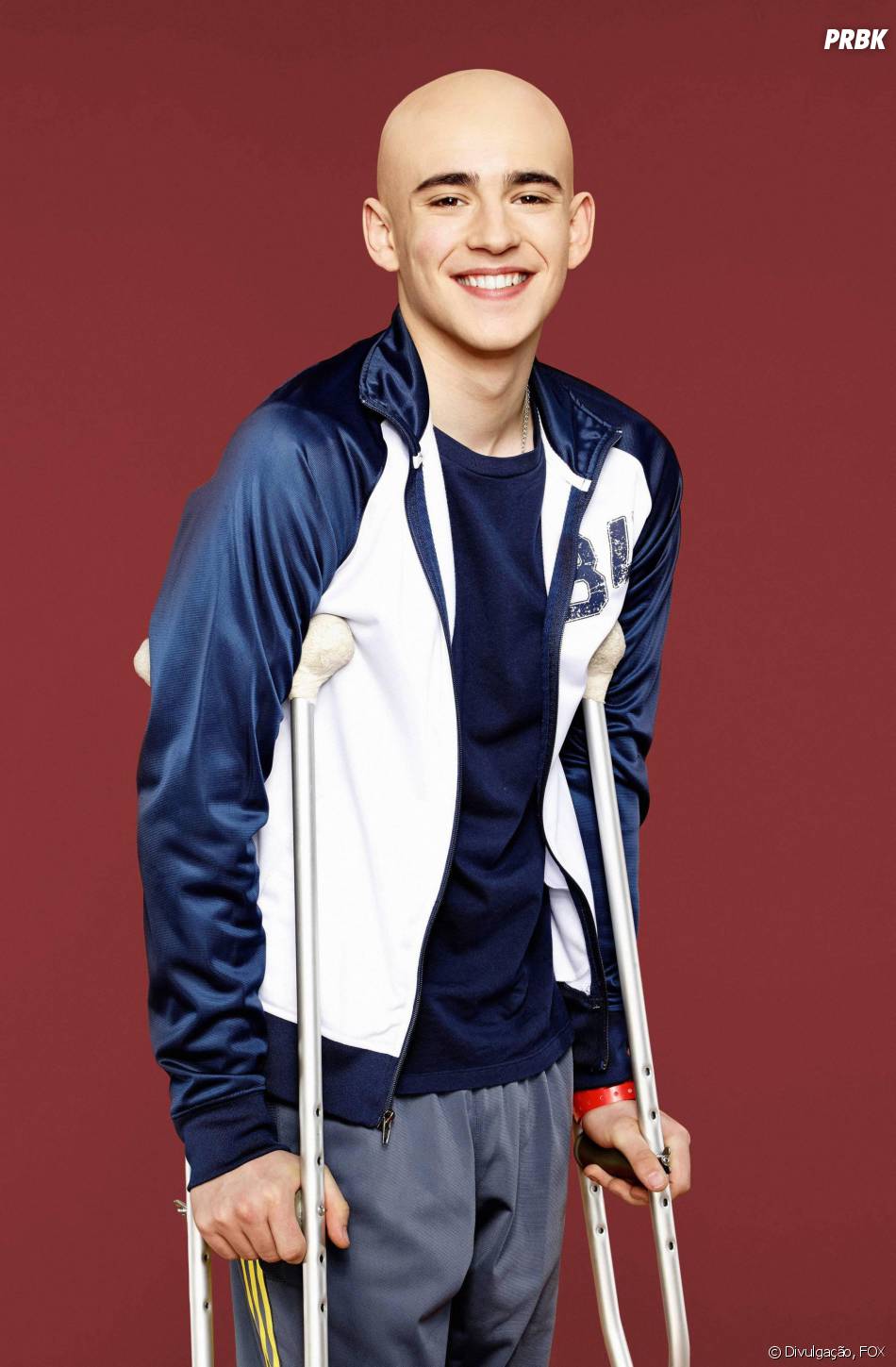 Leo (Charlie Rowe) é um dos pacientes do hospital de Red Band Society ...