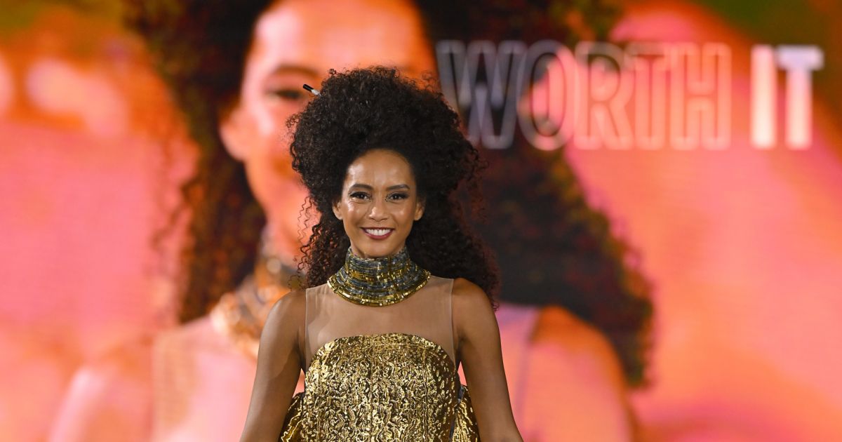 Taís Araújo roubou a cena com macaão dourado com capa brilhante na ...