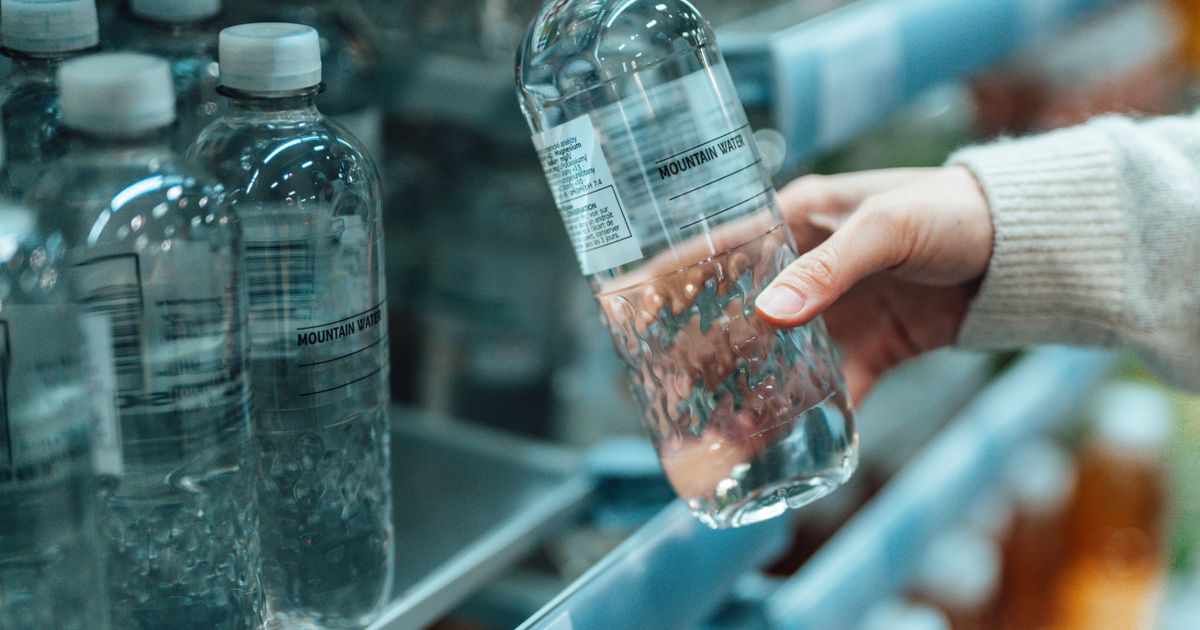 A maior indústria de bebidas engarrafadas do planeta é também uma das ...