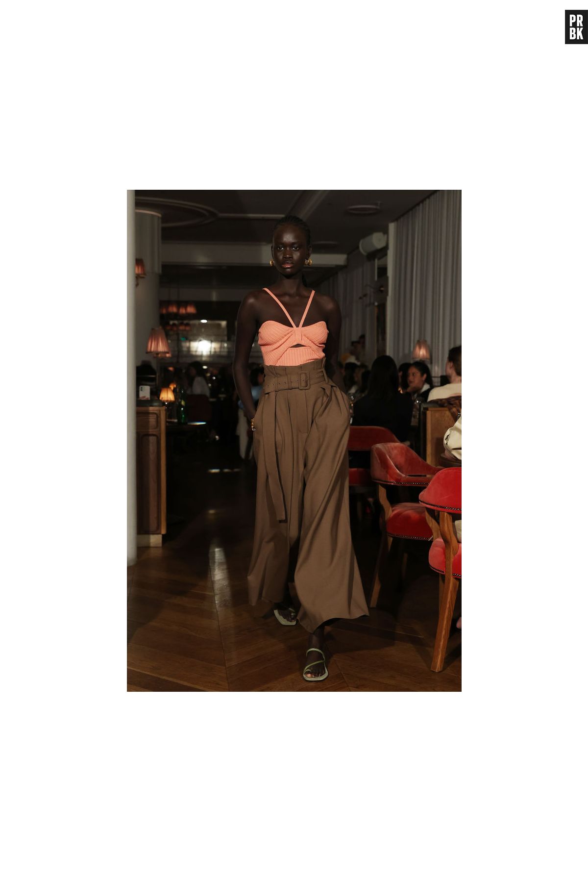 Foto: Você pode usar um cropped Peach Fuzz com uma peça de baixo mais ...