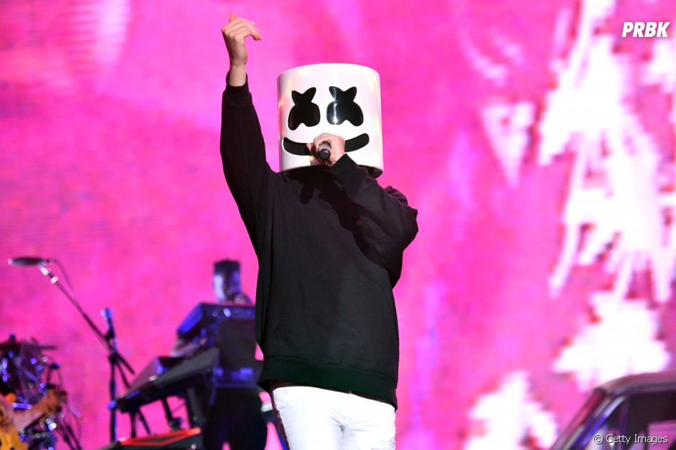 Uma das maiores curiosidades a respeito de DJ Marshmello é sua ...
