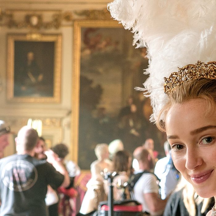 Bridgerton: looks de Daphne (Phoebe Dynevor) escurecem à medida que ela ...