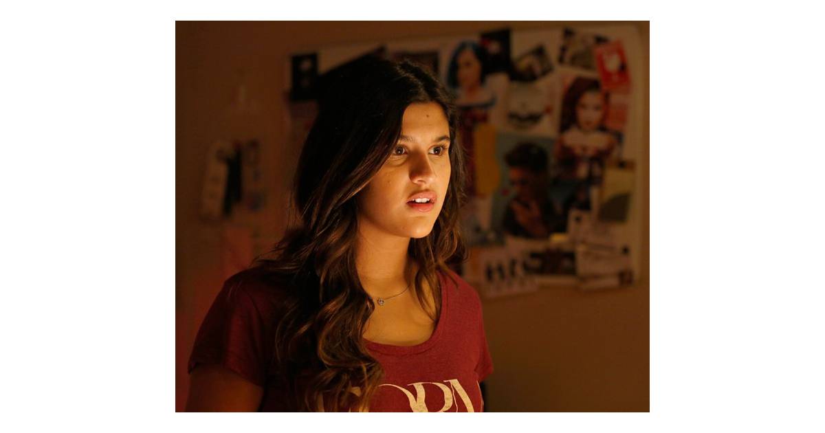 Lívia (Giulia Costa) fica triste com fora de Roger (Brenno Leone) em ...