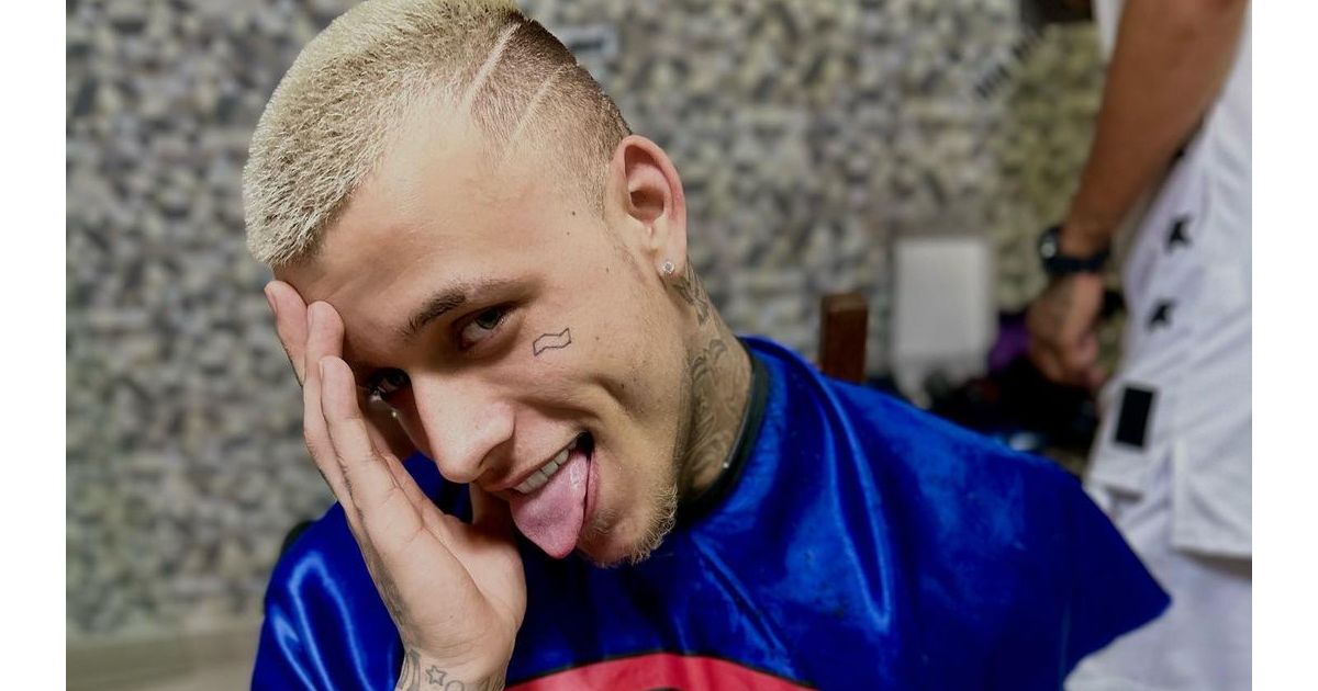 Mc Pedrinho faz tatuagem no bumbum e desenho é seu próprio rosto ...