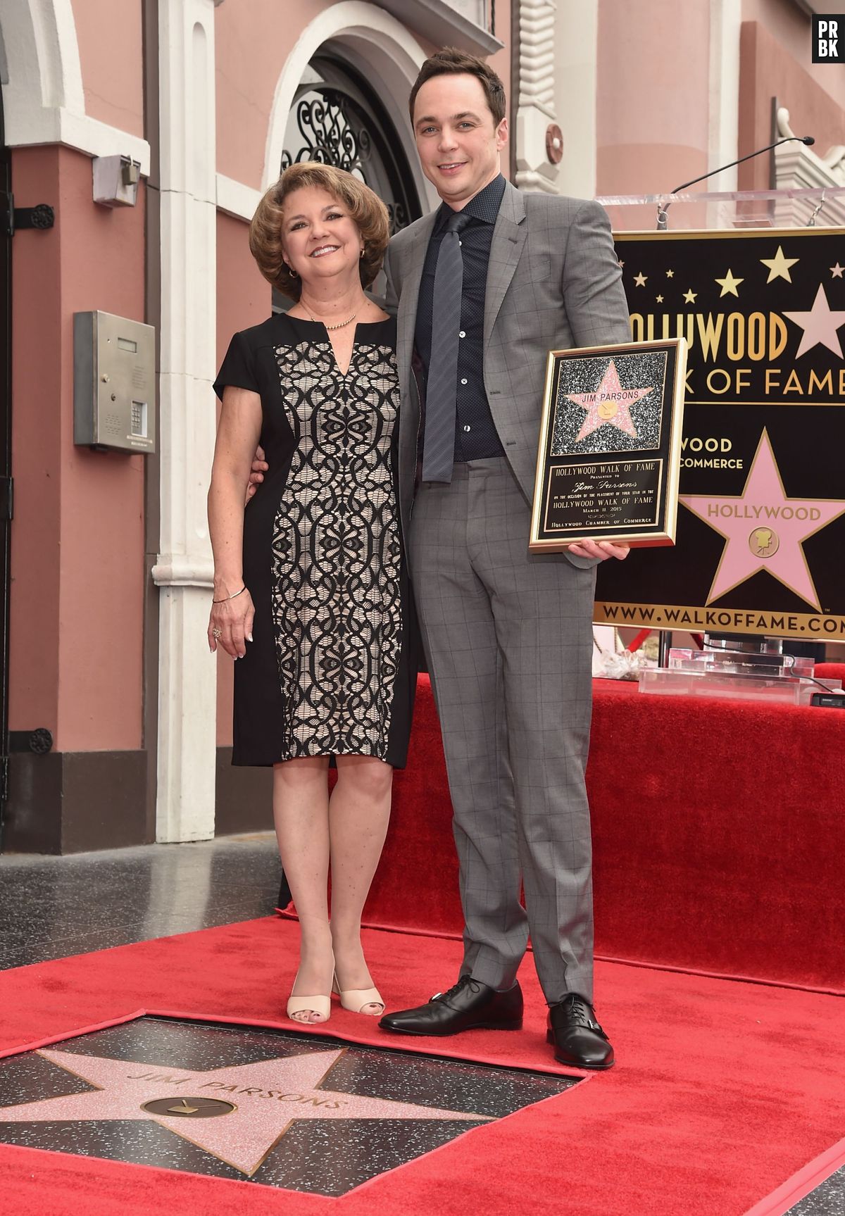 Foto: Jim Parsons posa com a mãe, Judy Parsons, após receber sua ...