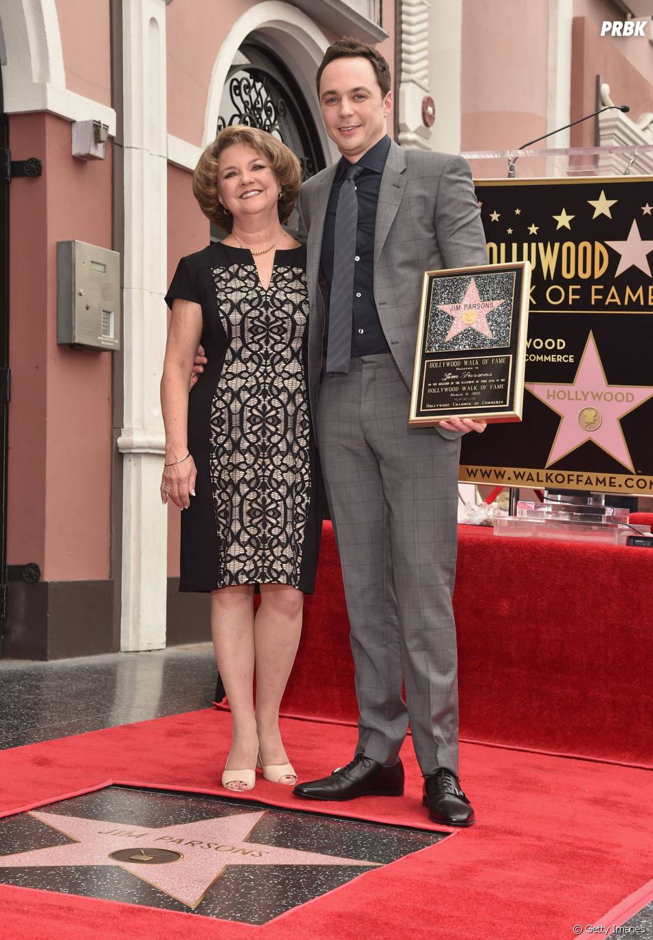 Jim Parsons posa com a mãe, Judy Parsons, após receber sua própria ...