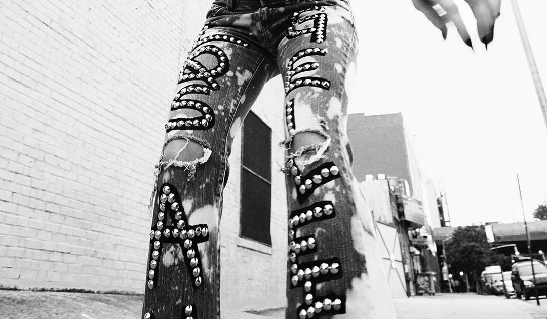 "She is Coming"! O novo álbum da Miley Cyrus já está entre nós e não ...