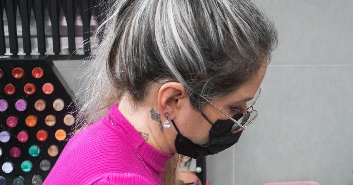 A tatuadora Ale Rosa, CEO do Pink Side Tattoo, ensina cuidados para ...