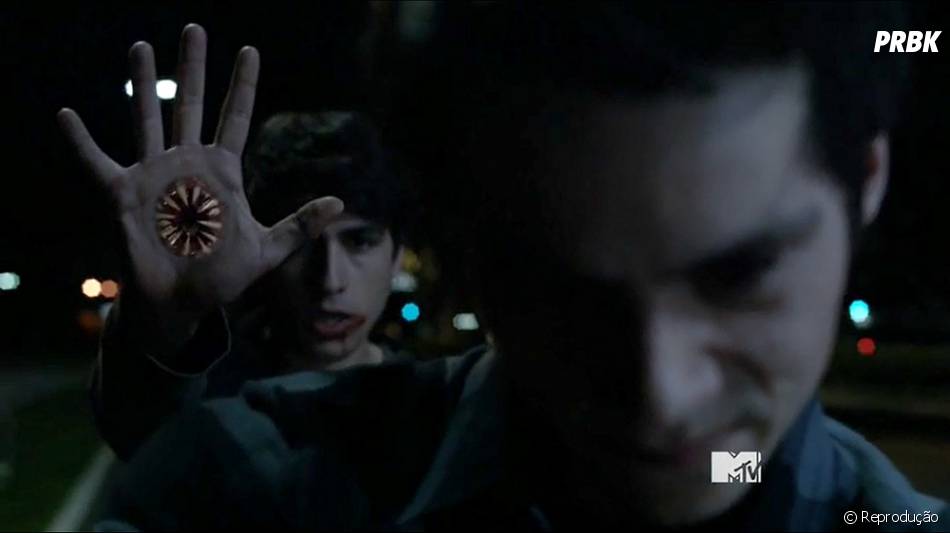 Donovan (Ashton Moio) surpreendeu Stiles (Dylan O'Brien) para causar ...