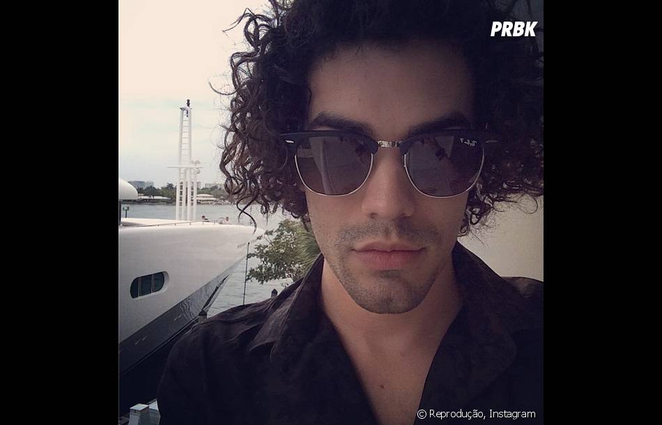 O cantor Sam Alves explica que faz tarefas do dia a dia - Purebreak