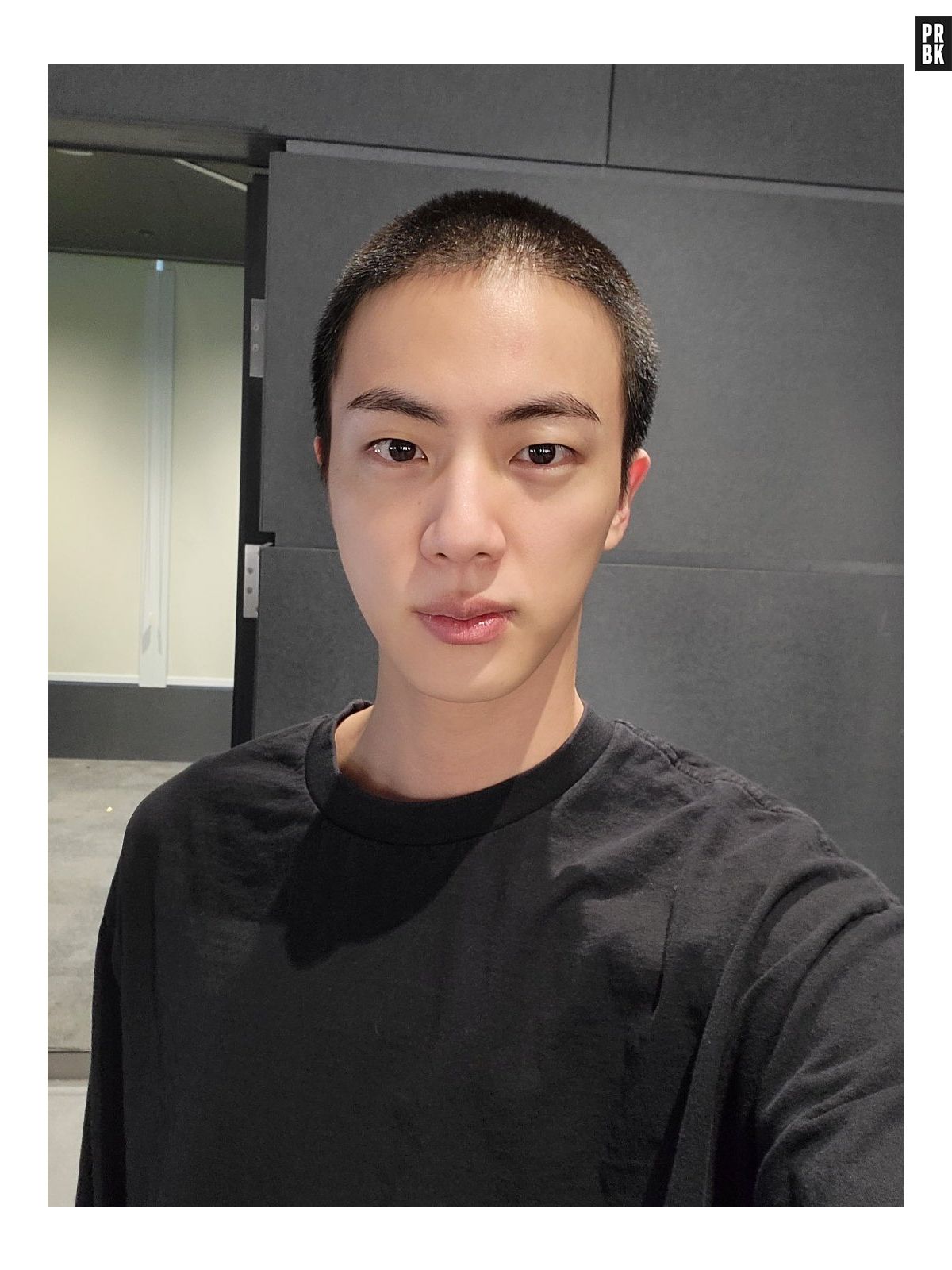 Foto: Jin, do BTS, mostrou novo corte de cabelo para o exército - Purebreak