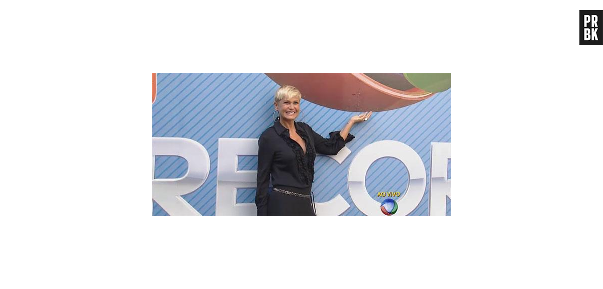 Foto: Xuxa posa nos estúdios da Record em São Paulo, antes de assinar o ...