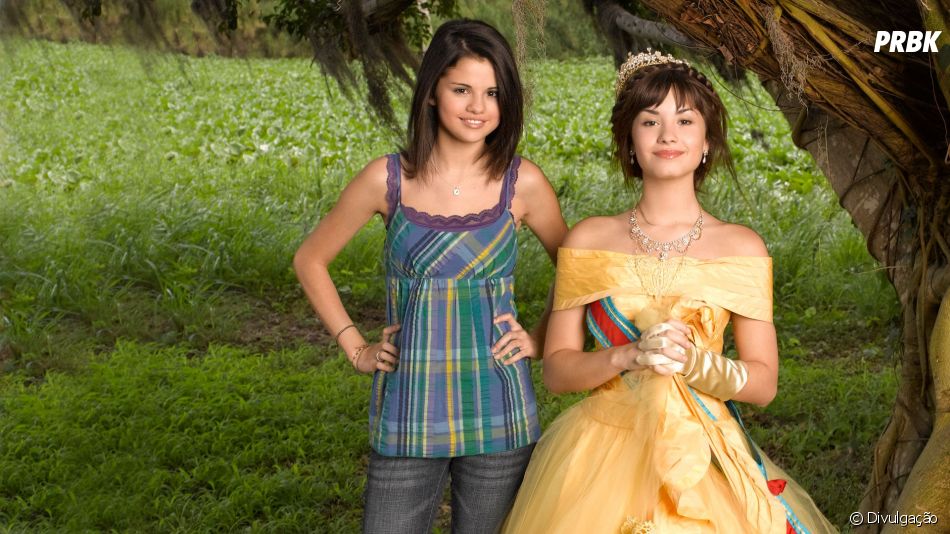 Selena Gomez e Demi Lovato atuaram juntas em Programa de Proteção Para ...