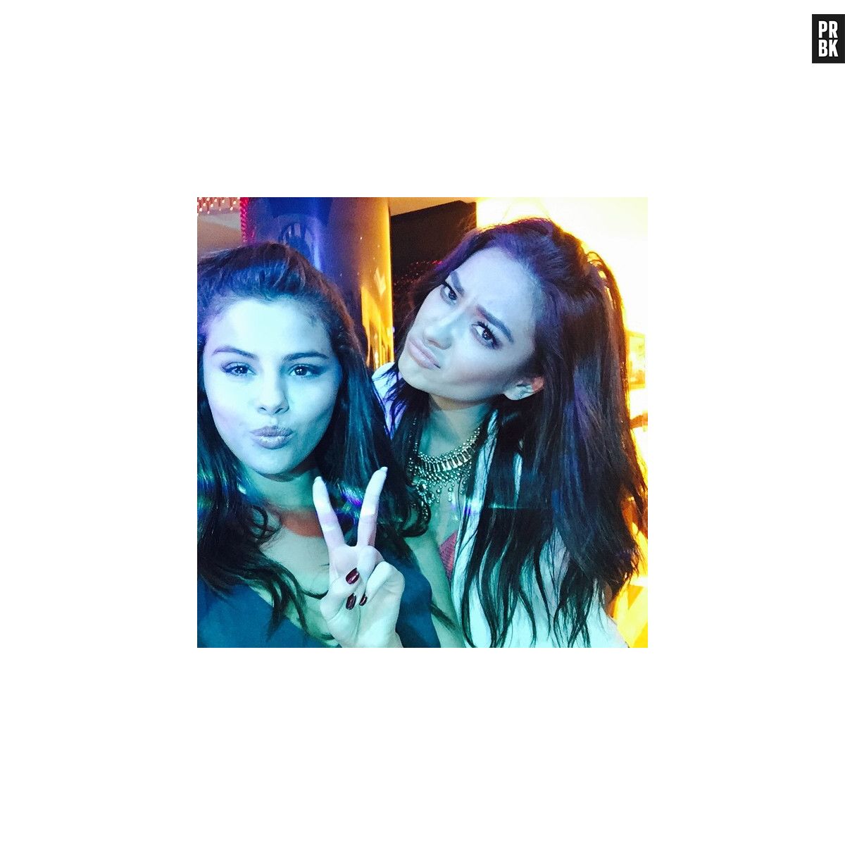 Foto: Selena Gomez brinca em Dubai ao lado de Shay Mitchell, uma das ...