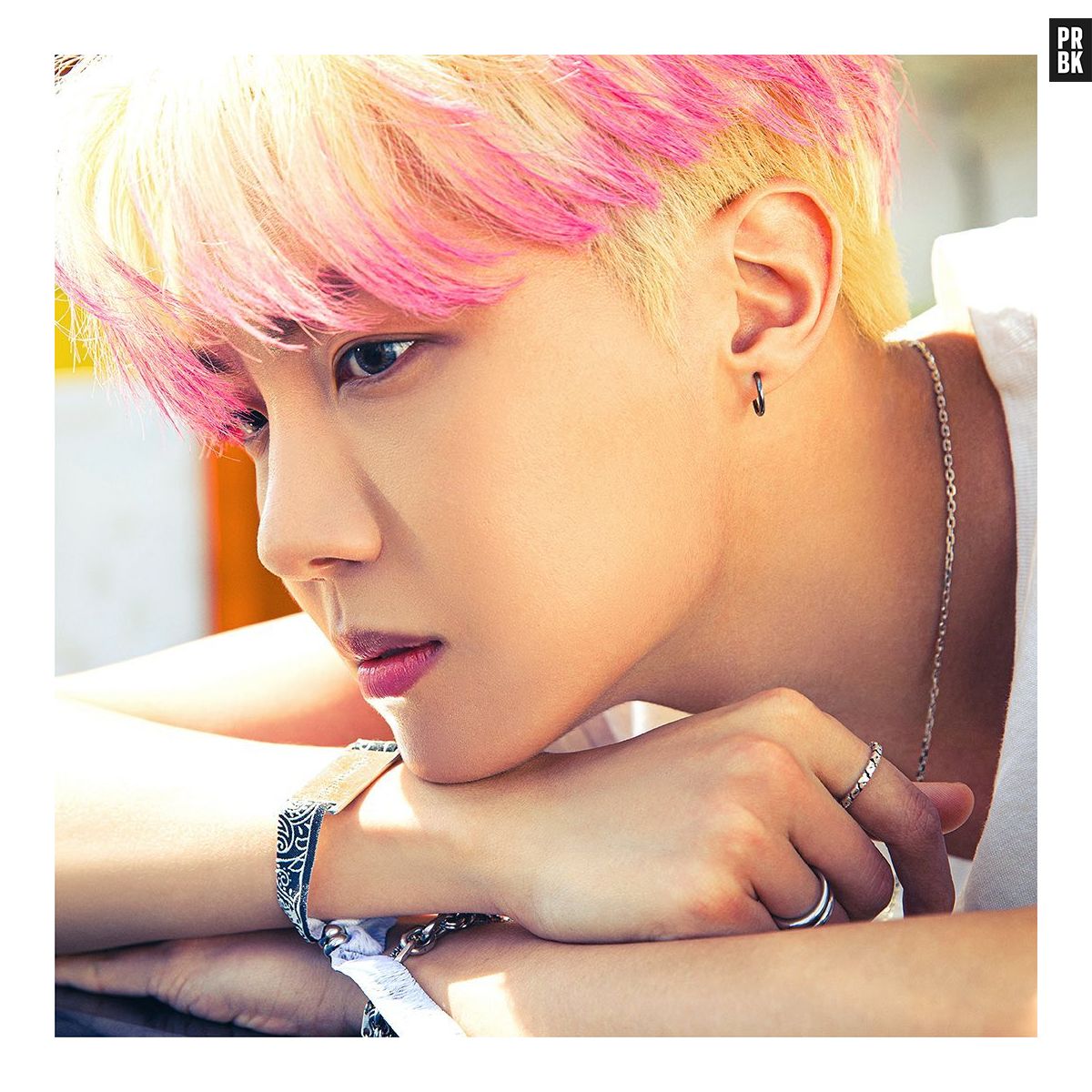 Foto: BTS J-Hope pintou cabelo de superloiro e pontas na cor pink em ...