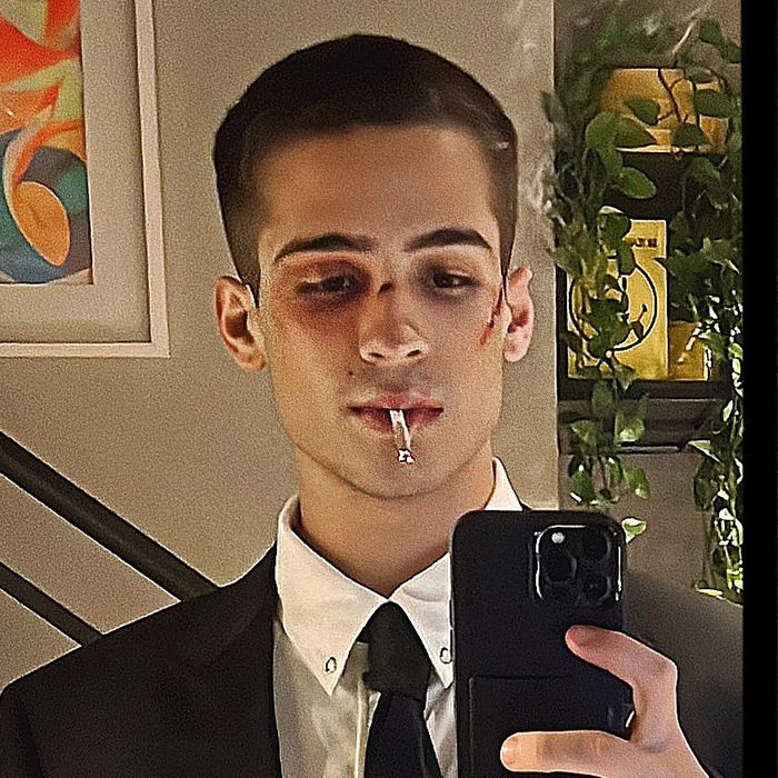 João Guilherme foi com unhas vermelhas para festa de Halloween - Purebreak