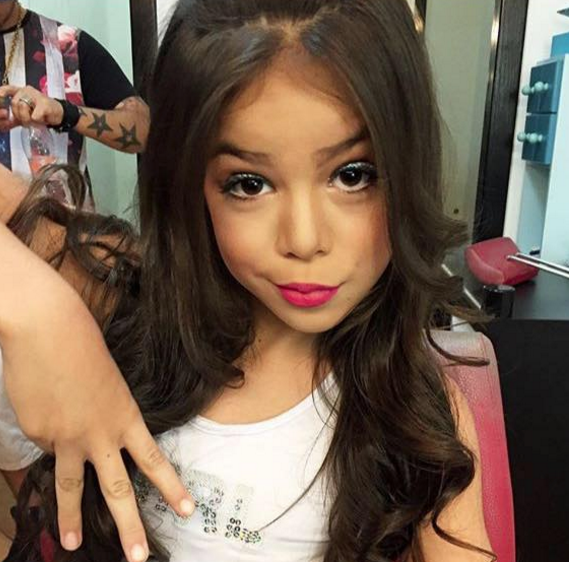 MC Melody, a funkeira mirim dos falsetes, pode apresentar um programa ...