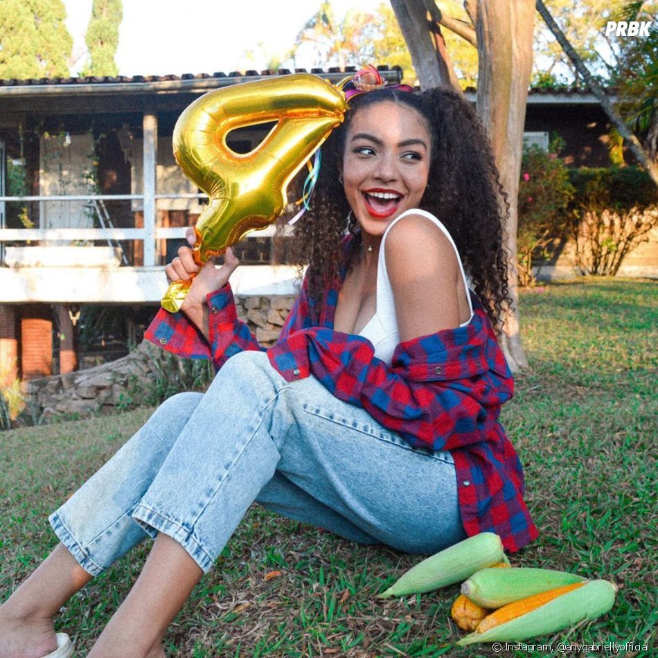 Recentemente, Any Gabrielly atingiu a marca de 4 milhões de seguidores ...